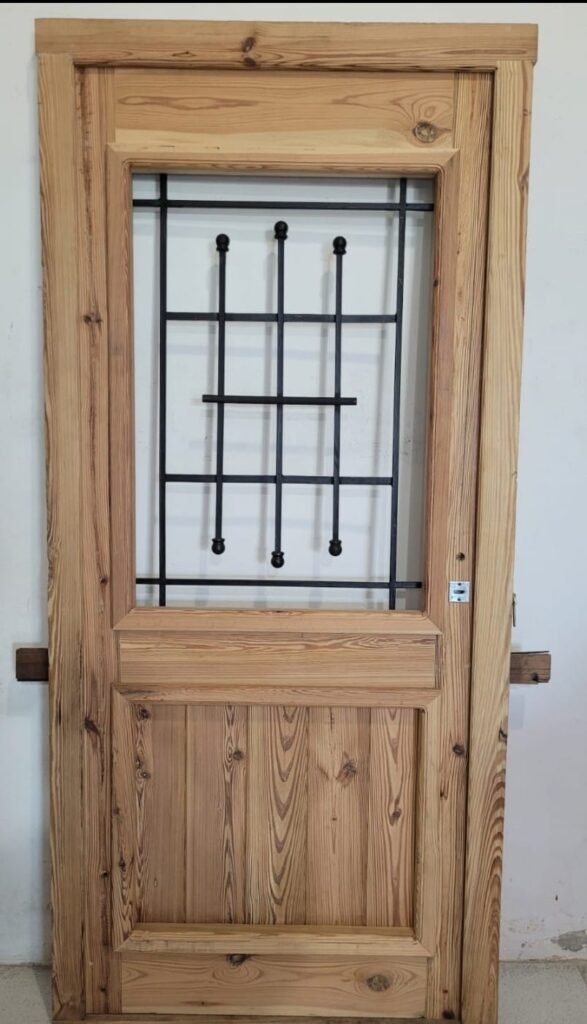 Puerta una hoja reja entera clásica en Pinotea. * Estilo & Puertas