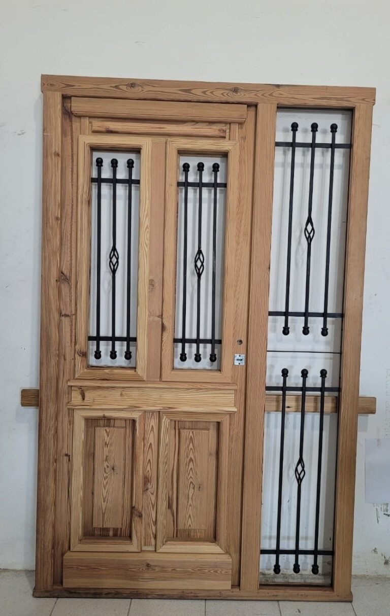 Puerta una hoja paño fijo reja entera en Pinotea. * Estilo & Puertas