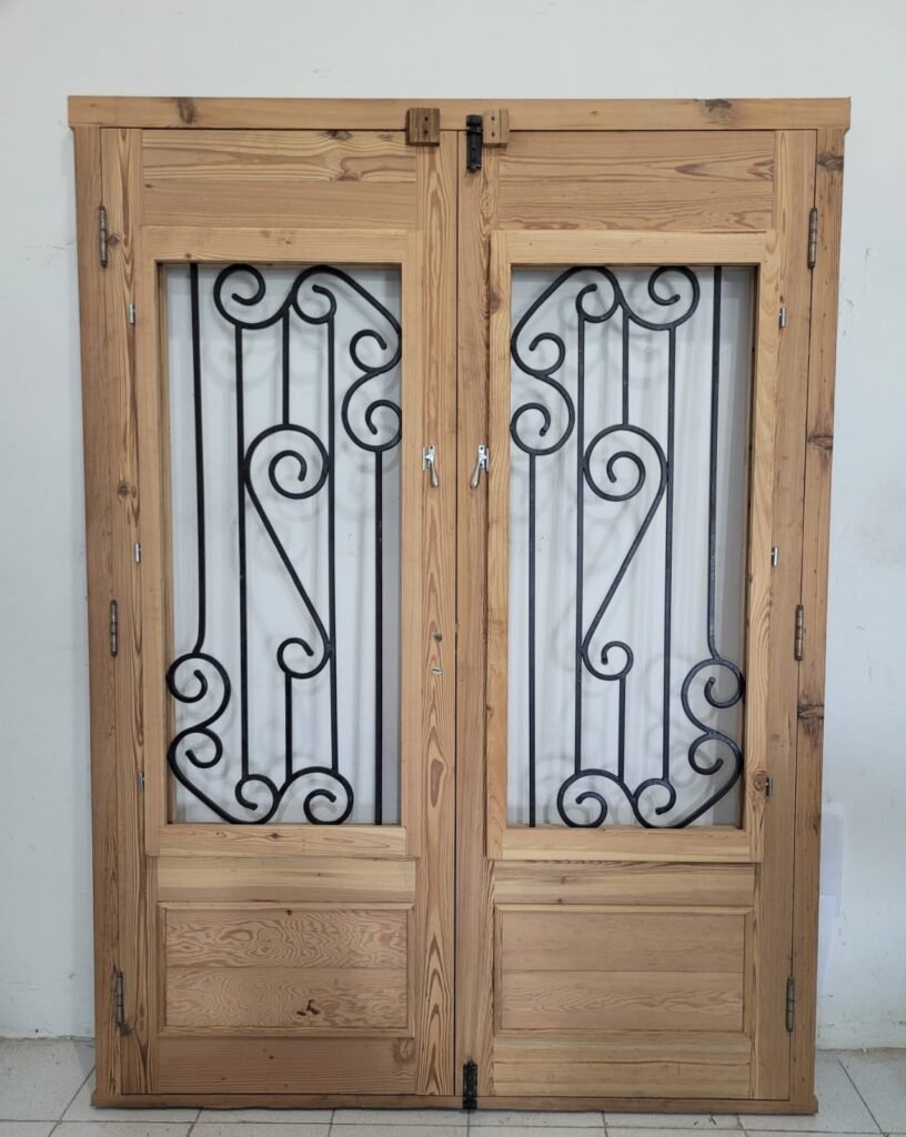 Puerta dos hojas en Pinotea c/rejas Artesana * Estilo & Puertas